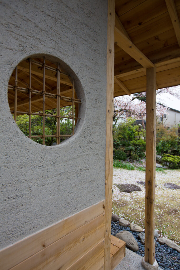 母屋を取り壊した際に残った沓脱石を活かして、花見ができる一席を作ってほしい。 – 合同会社RESPAL