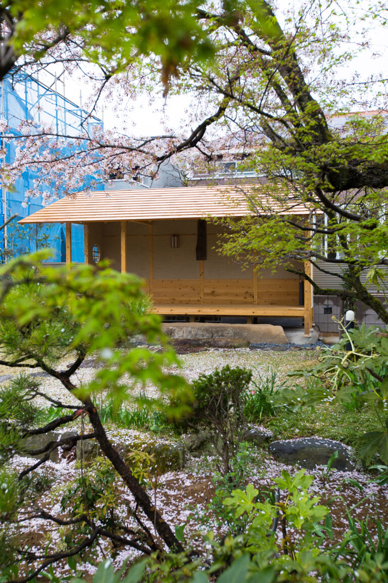 母屋を取り壊した際に残った沓脱石を活かして、花見ができる一席を作ってほしい。 – 合同会社RESPAL